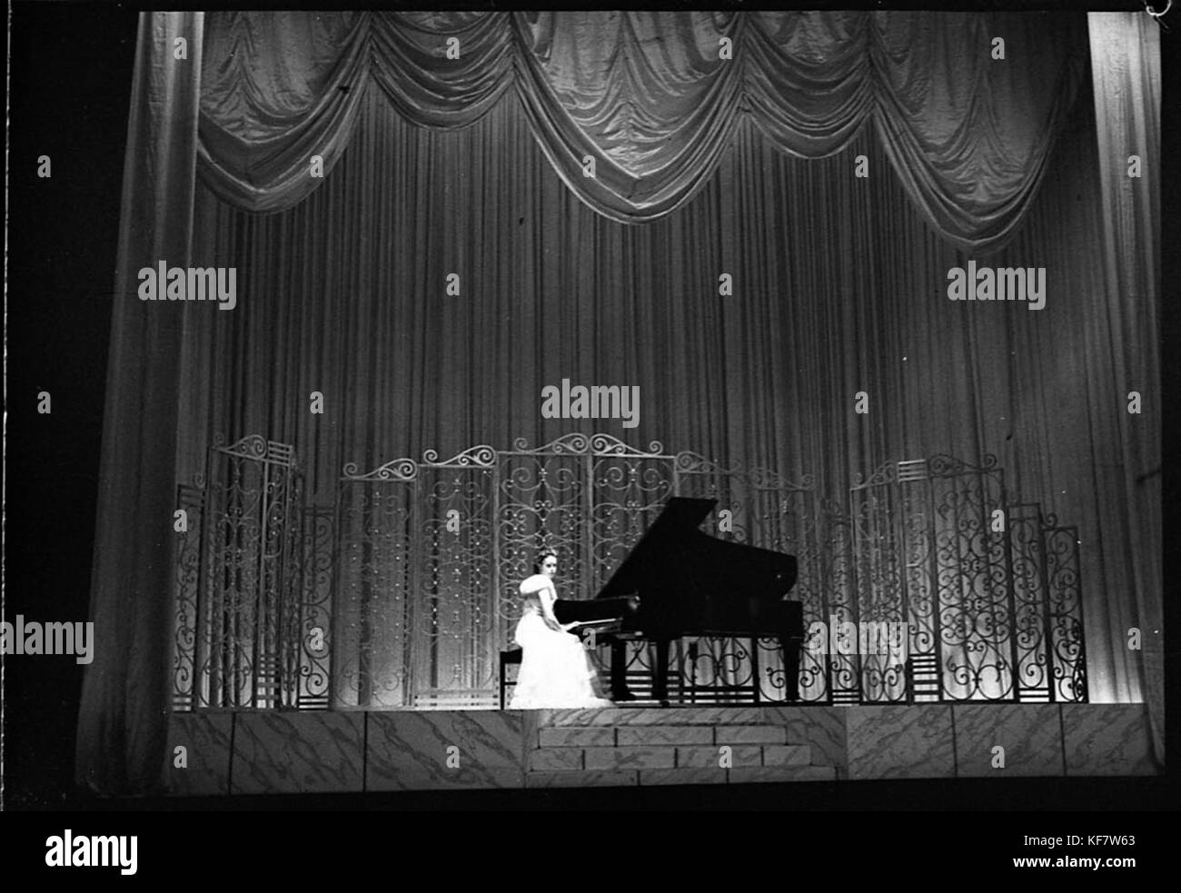 Vintage theatre pianist hi-res stock photography and images - Alamy