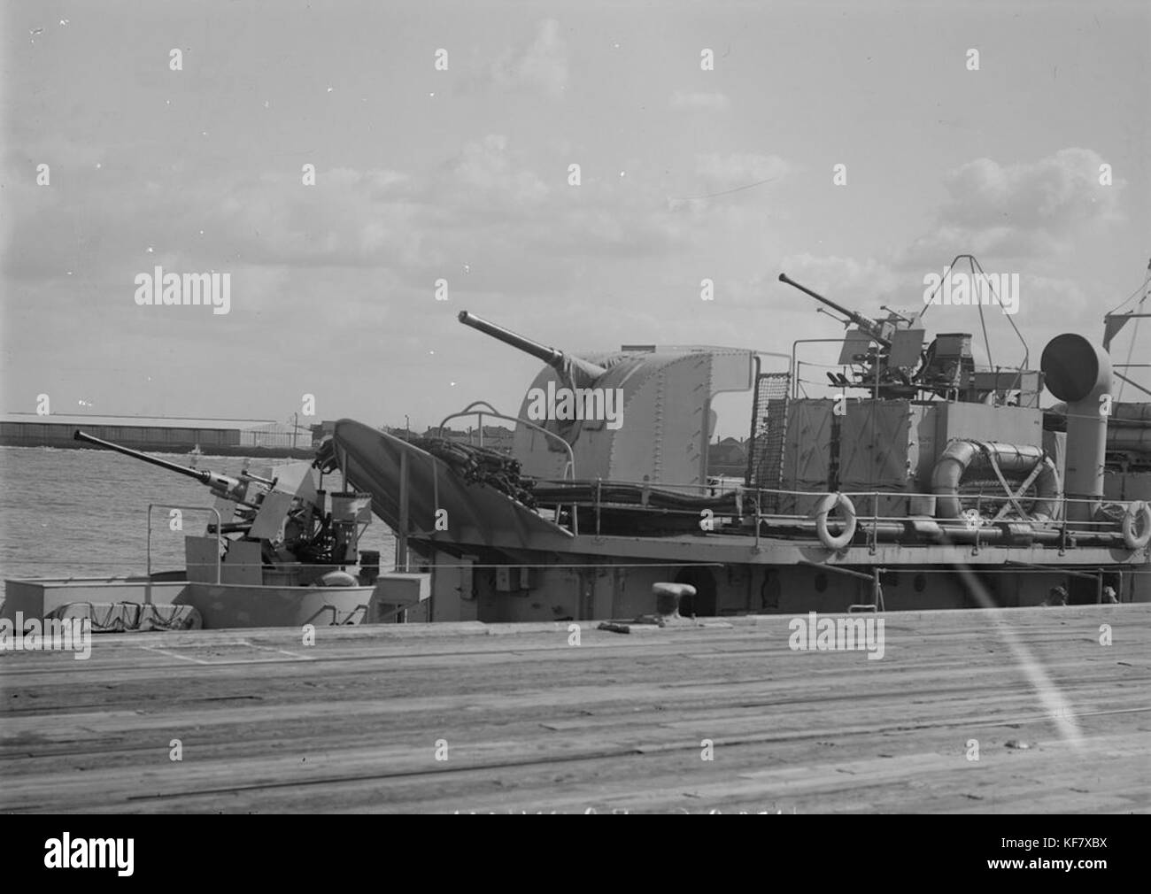HMAS Barwon 4 inch gun SLV H91.250 156 Stock Photo - Alamy