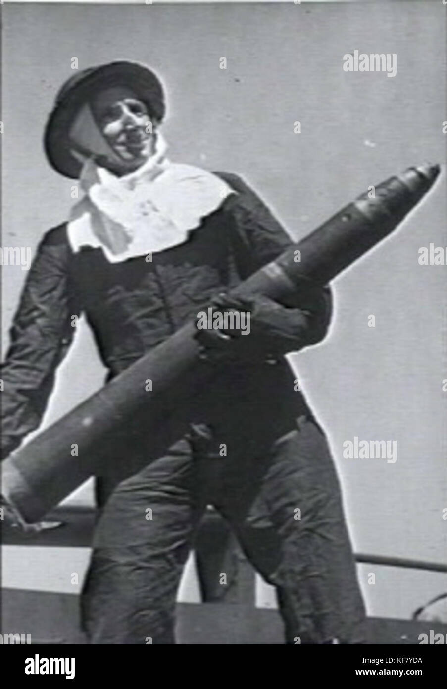 QF 4.5 inch fixed round 1942 AWM 137528 Stock Photo - Alamy