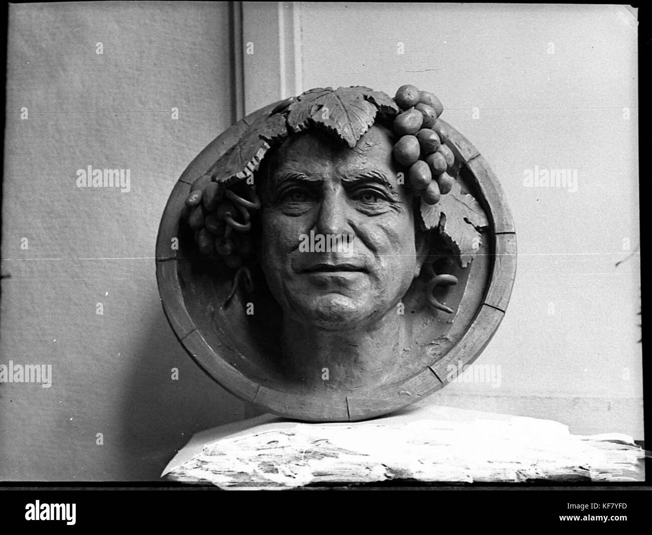27091 Basrelief of Leo Buring by Dr Fleischmann Stock Photo - Alamy