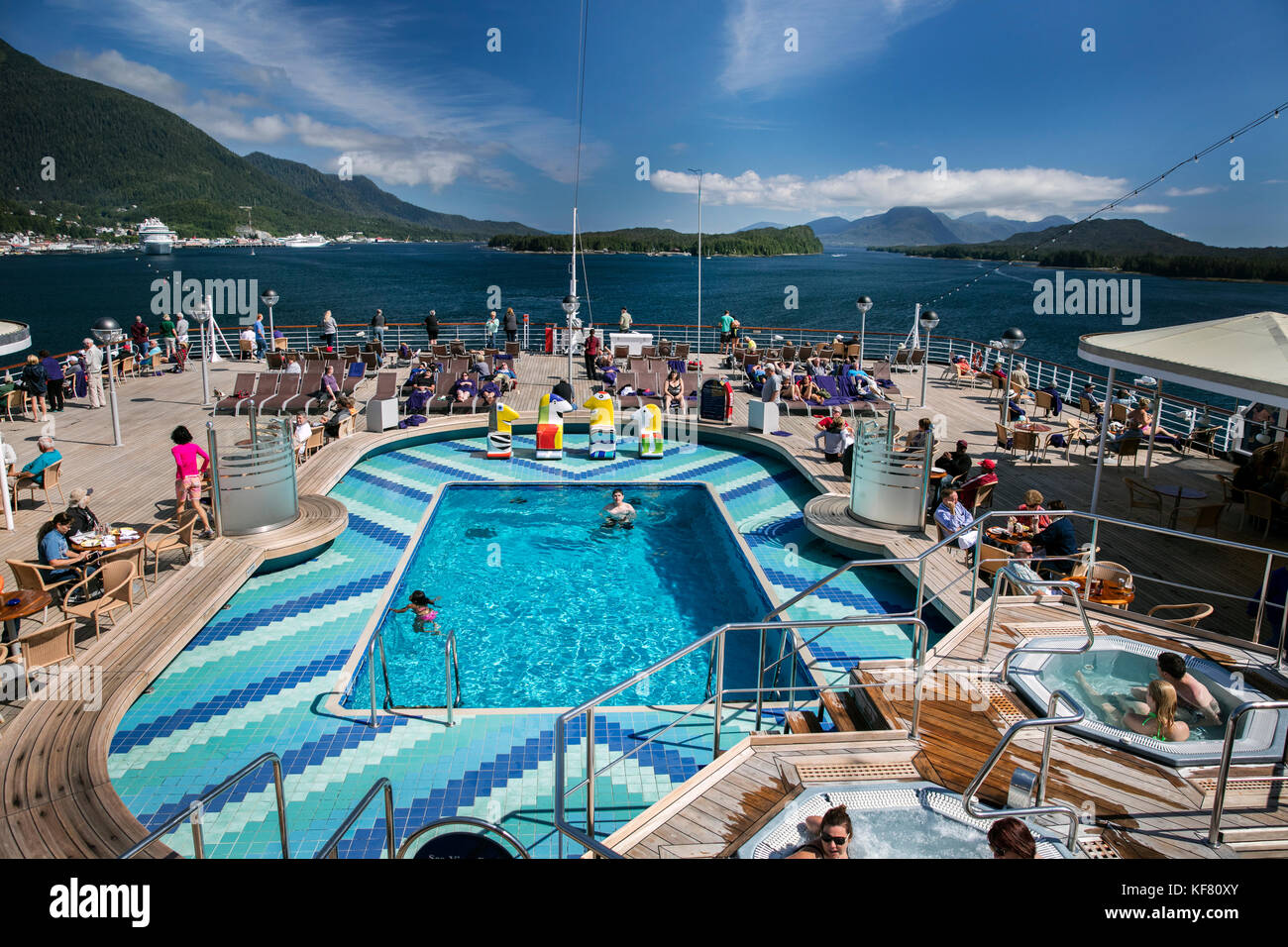 Cruise ship ships pool pools hi-res stock photography and images - Alamy