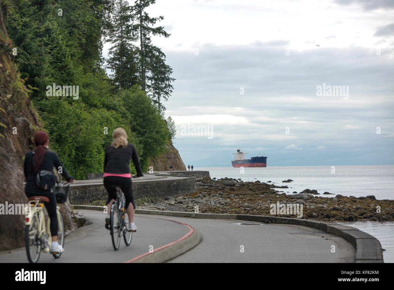 CANADA, Vancouver, British Columbia, walkers, bikers and runners get ...