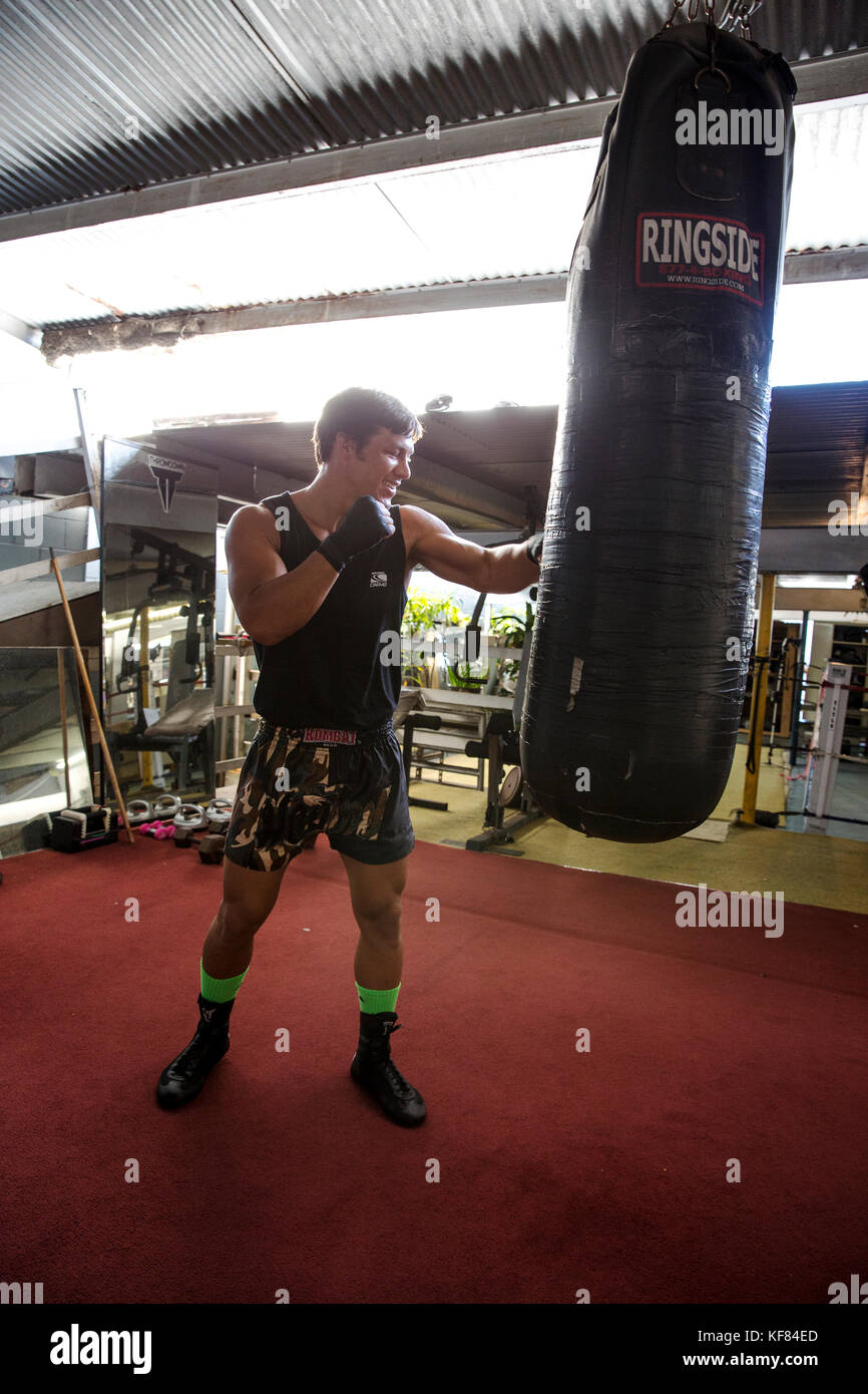 USA, Oahu, Hawaii, MMA Mixed Martial Arts Ultimate fighter Lowen ...