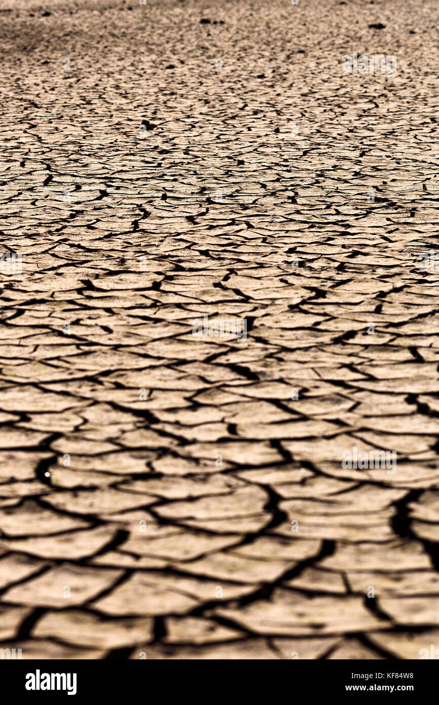 Cracks in drought affected earth Stock Photo - Alamy
