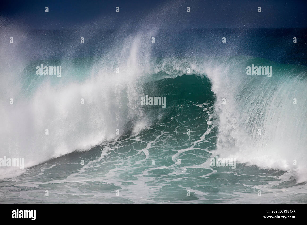 HAWAII, Oahu, North Shore, shorebreak at Waimea Bay Stock Photo - Alamy