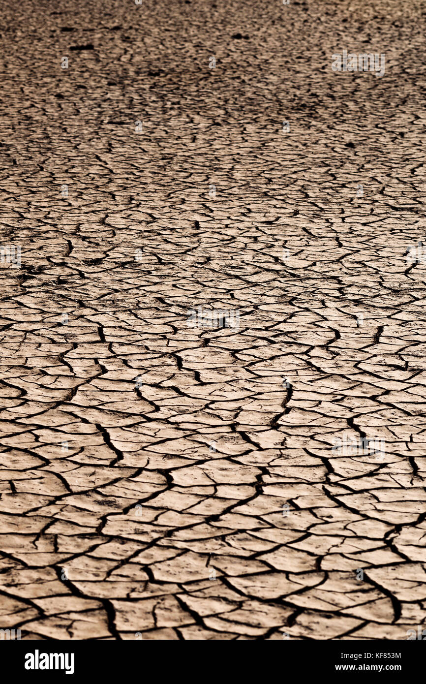 Cracks in drought affected earth Stock Photo - Alamy