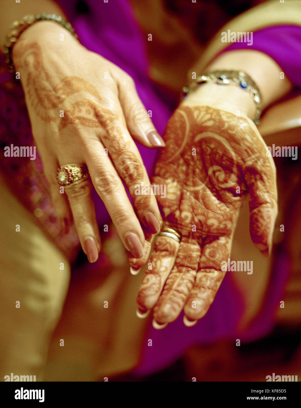 INDIA, New Delhi, henna design on woman's hand, Indian wedding, New ...