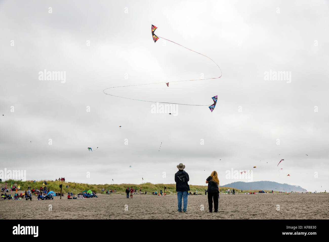 USA, Washington State, Long Beach Peninsula, portrait of kite flyers ...