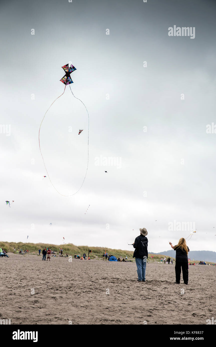 USA, Washington State, Long Beach Peninsula, portrait of kite flyers ...