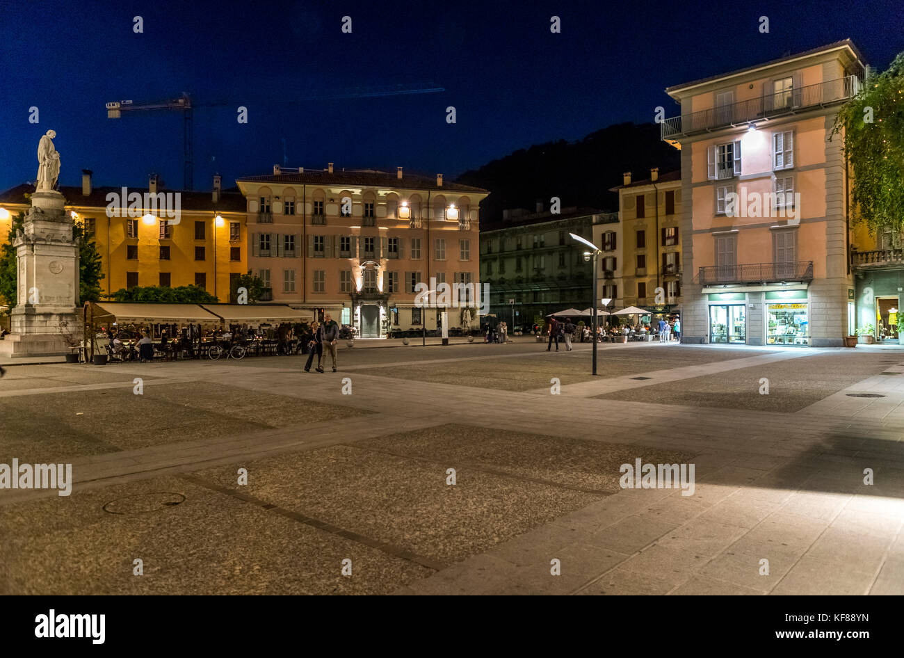 Como nightlife. Diners take the streets to eat in the many pavement ...