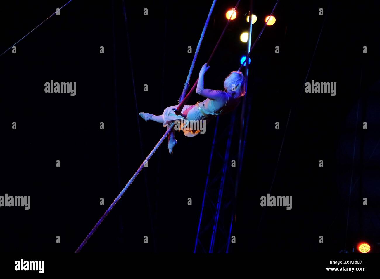 Trapeze artist swing hi-res stock photography and images - Alamy