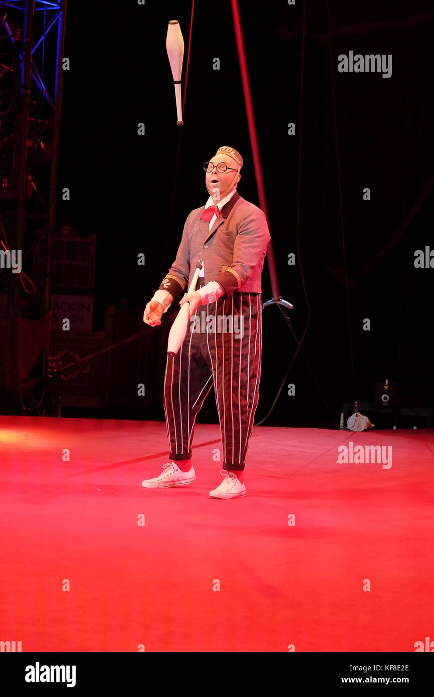 circus clown juggling Stock Photo - Alamy