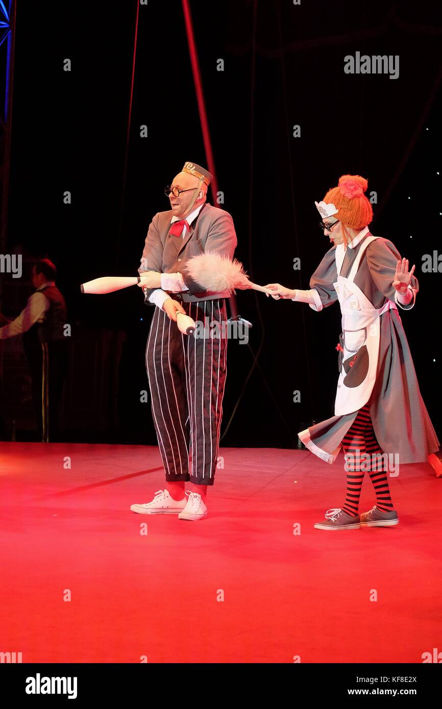 circus clown juggling Stock Photo - Alamy