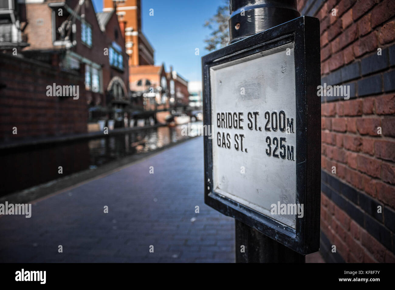 A sign post on the footpath of the Birmingham Canal Stock Photo - Alamy