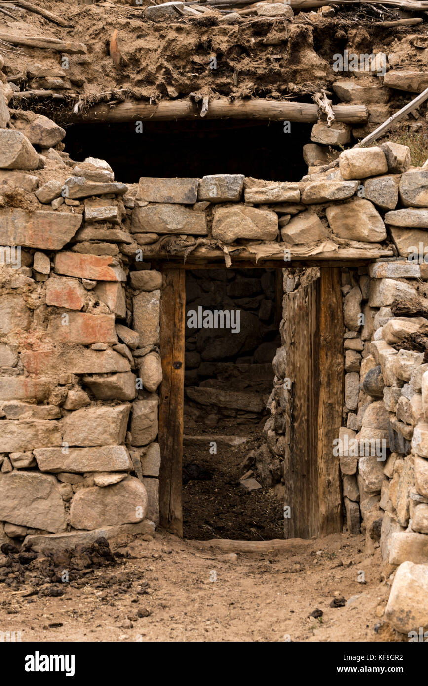 Rustic dwellings hi-res stock photography and images - Alamy