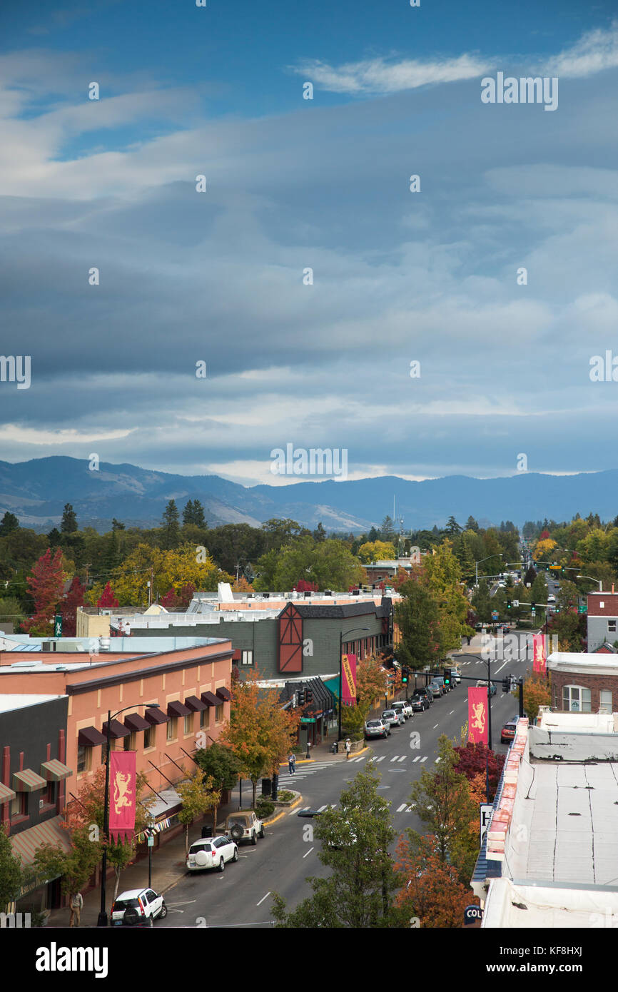 USA, Oregon, Ashland, view of downtown to the South from the 6th floor ...