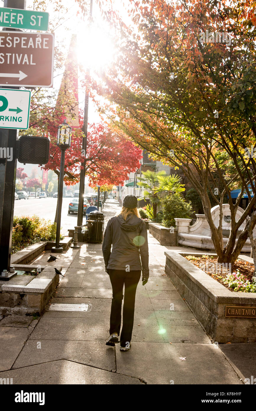USA, Oregon, Ashland, street scene in downtown Ashland on East Main ...