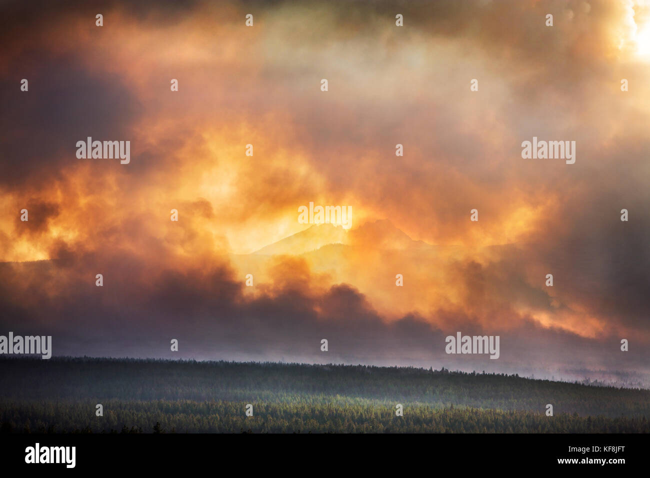 USA, Oregon, Bend, the smoke of the two bulls fire near Bend billows ...