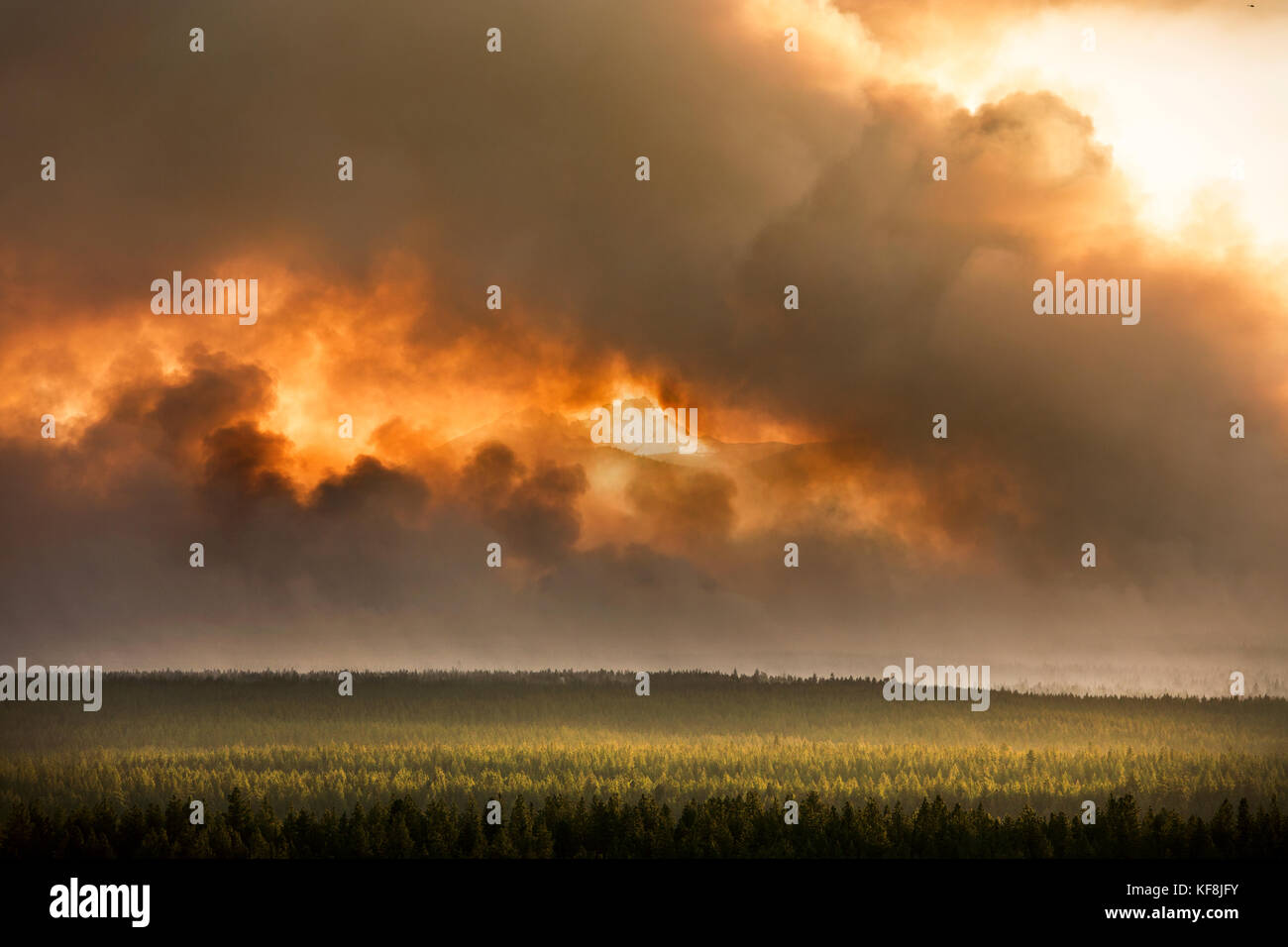USA, Oregon, Bend, the smoke of the two bulls fire near Bend billows ...