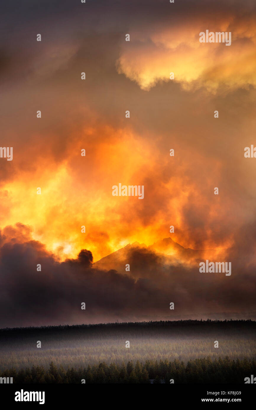 USA, Oregon, Bend, the smoke of the two bulls fire near Bend billows ...