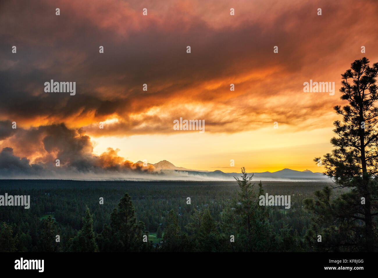 USA, Oregon, Bend, the smoke of the two bulls fire near Bend billows ...