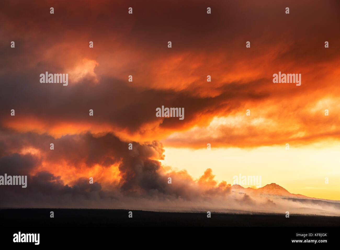 USA, Oregon, Bend, the smoke of the two bulls fire near Bend billows ...