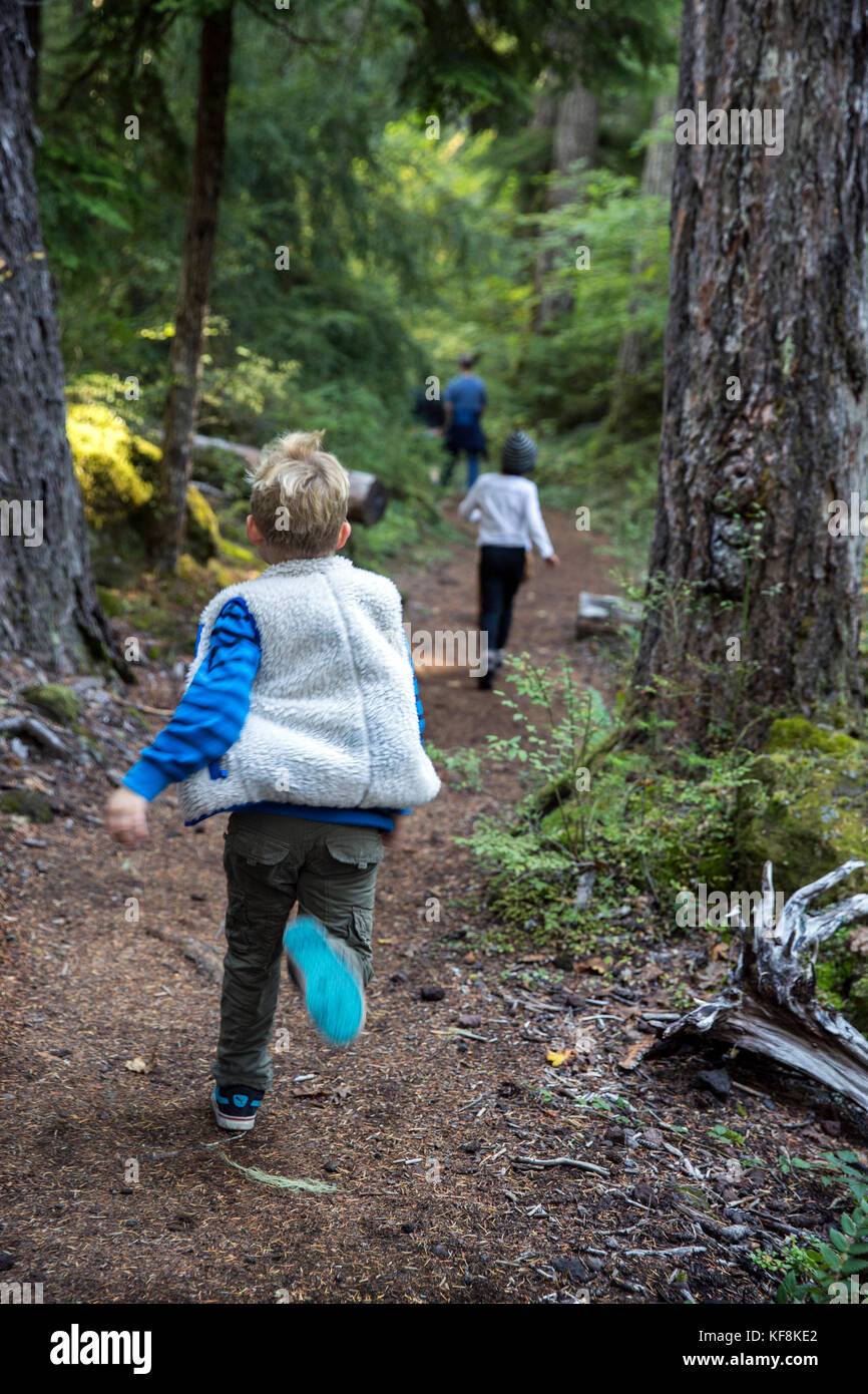 USA, Oregon, Oregon Cascades, two young boys run on the trail during ...
