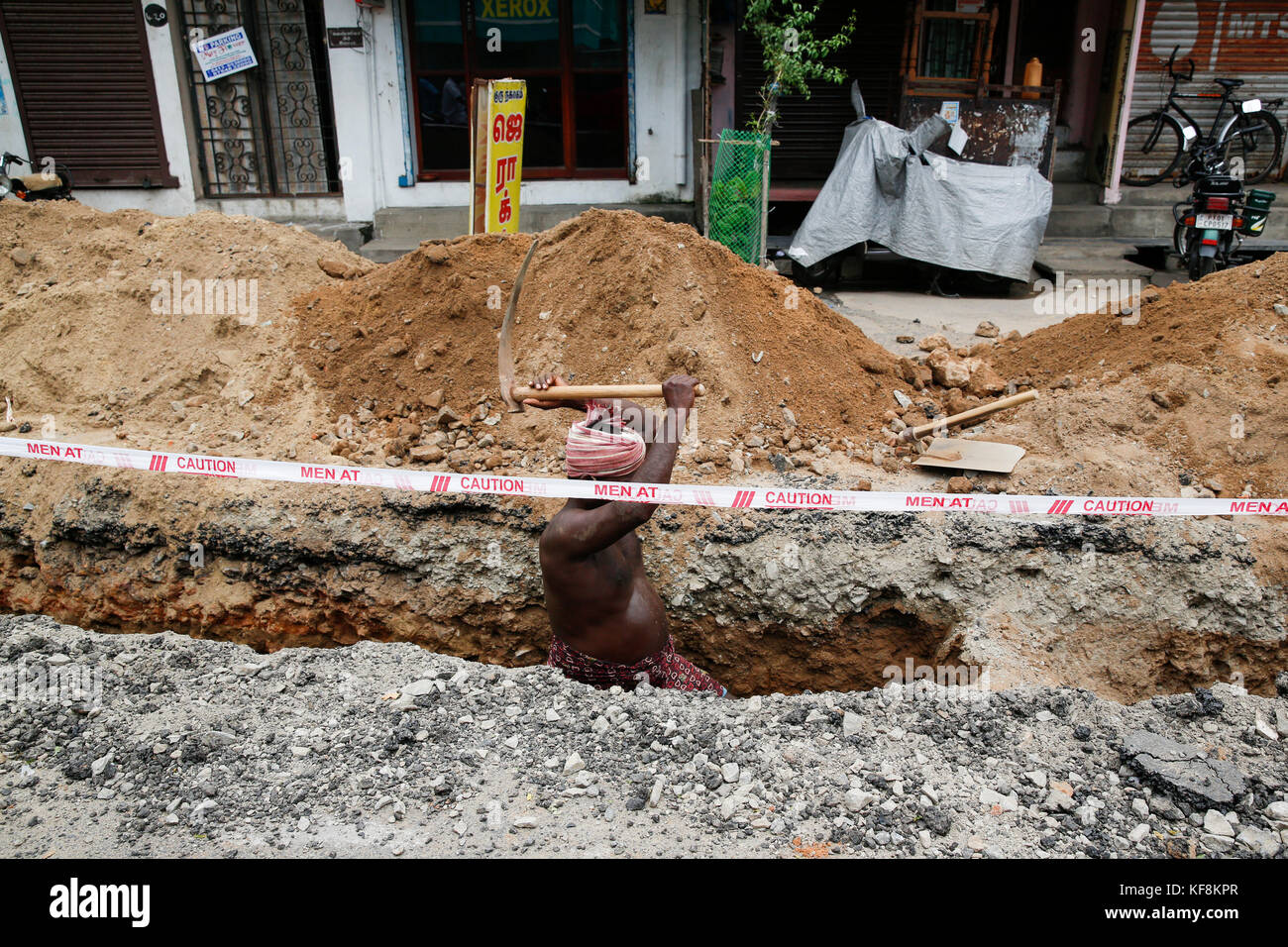 Hand digging trench hi-res stock photography and images - Alamy