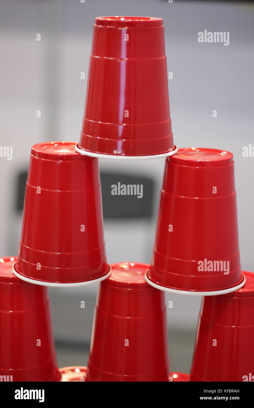 Red cups hi-res stock photography and images - Alamy