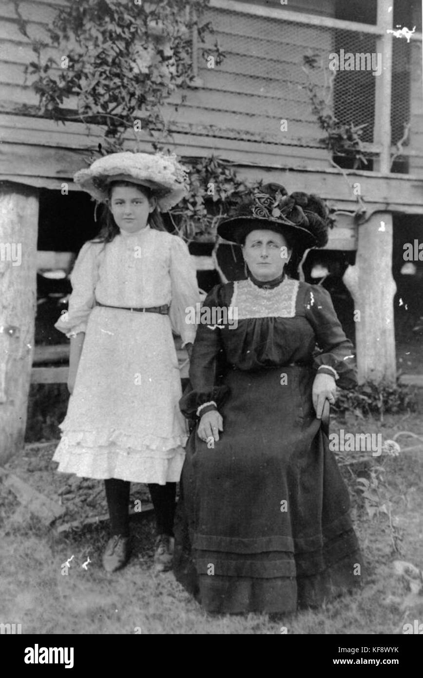 1 122646 Mother and daughter Mrs Bert McCallum and daughter Beatrice ...