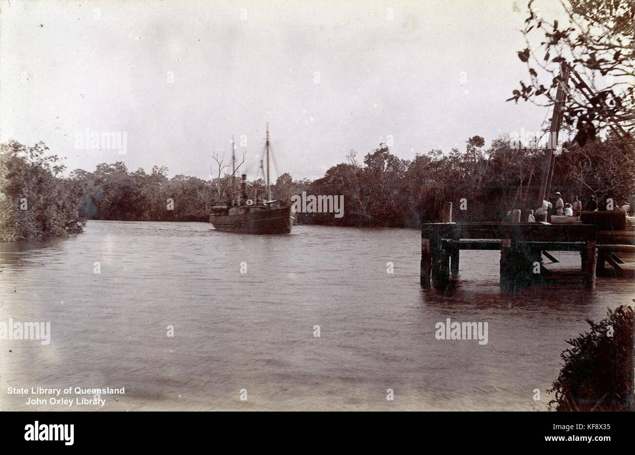 1 115300 Boat approaching the wharf on Proserpine River, Queensland, ca ...