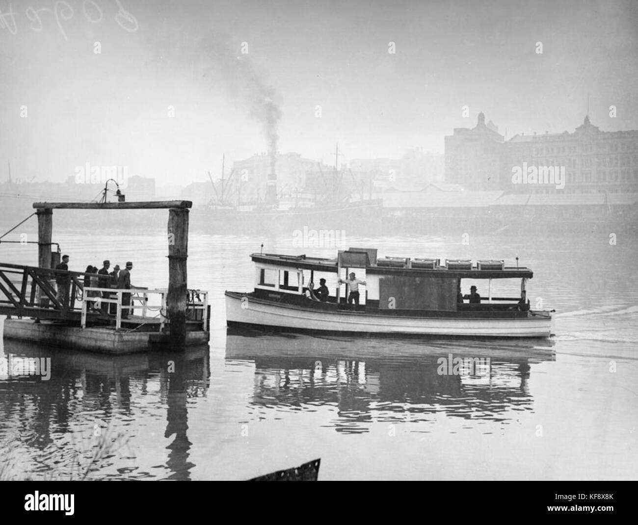 1 106452 Kangaroo Point ferry approaching the terminal, Brisbane, ca ...