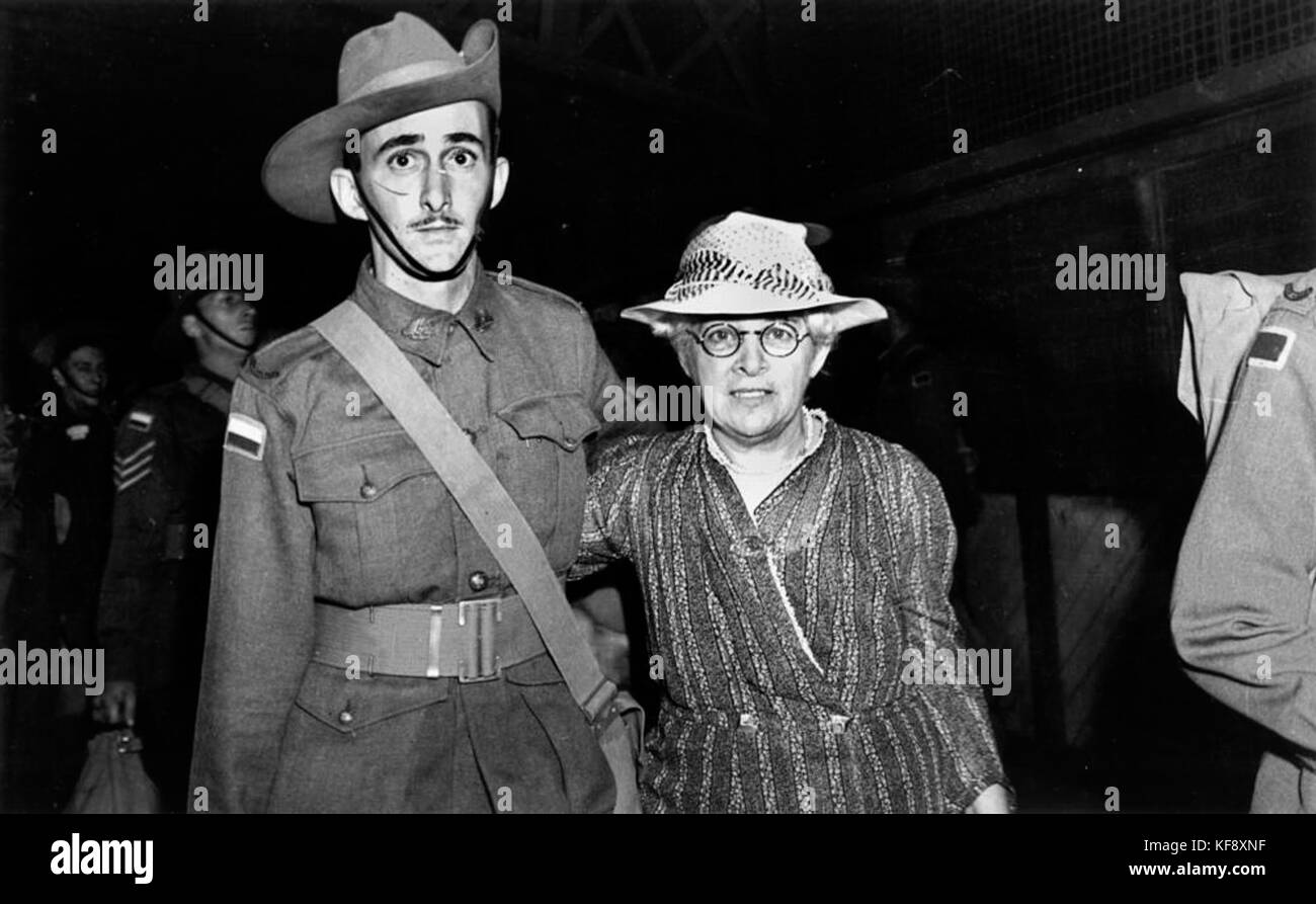 1 107472 Family reunion at the railway station when soldiers return ...