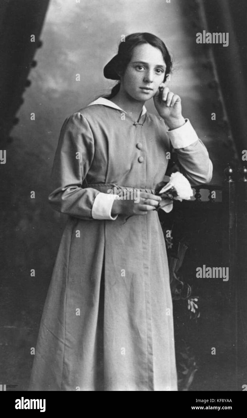 1 139513 Young woman posing for a studio portrait, 1910 1920 Stock ...