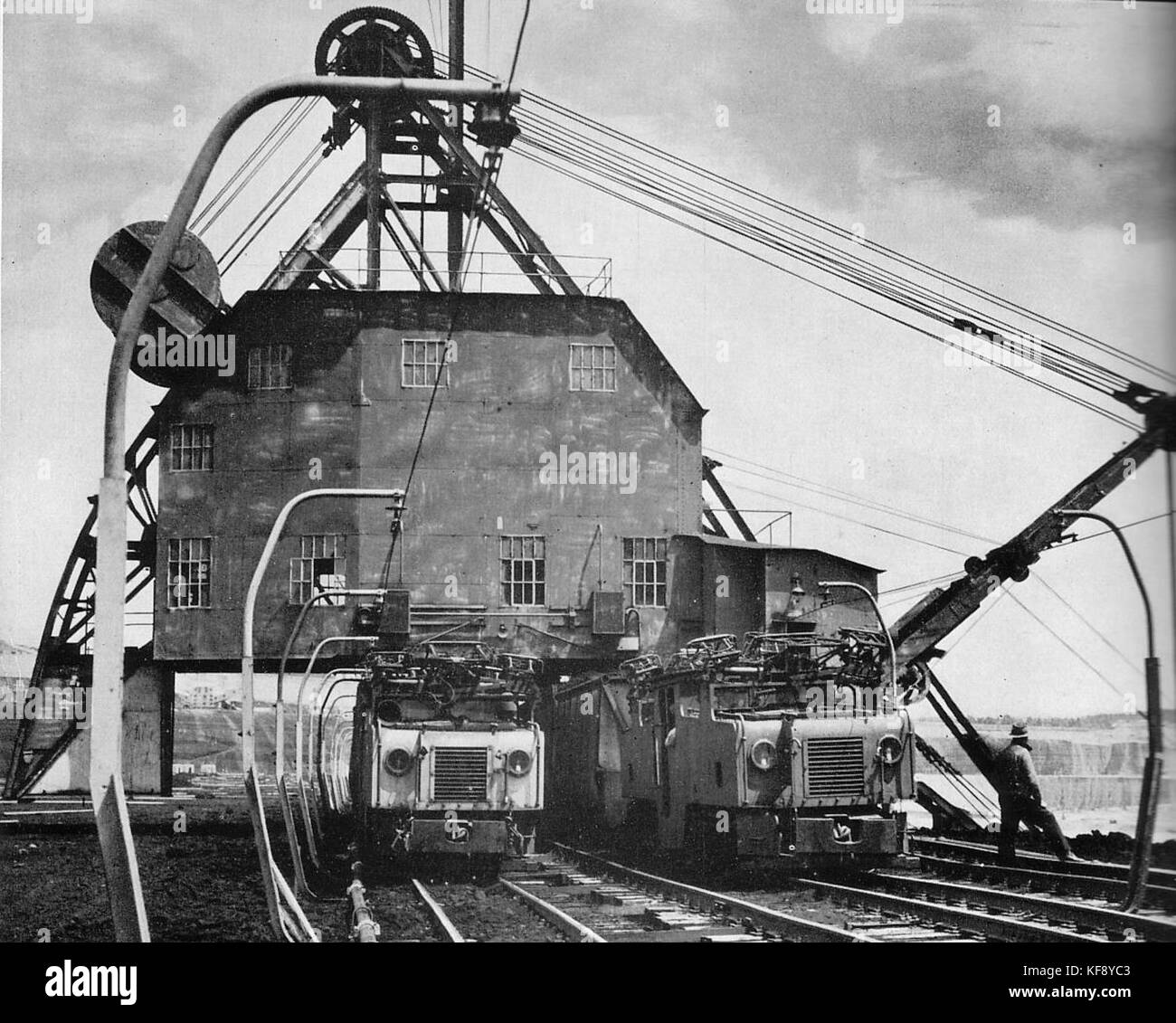 Coal dredge and train yallourn Stock Photo - Alamy