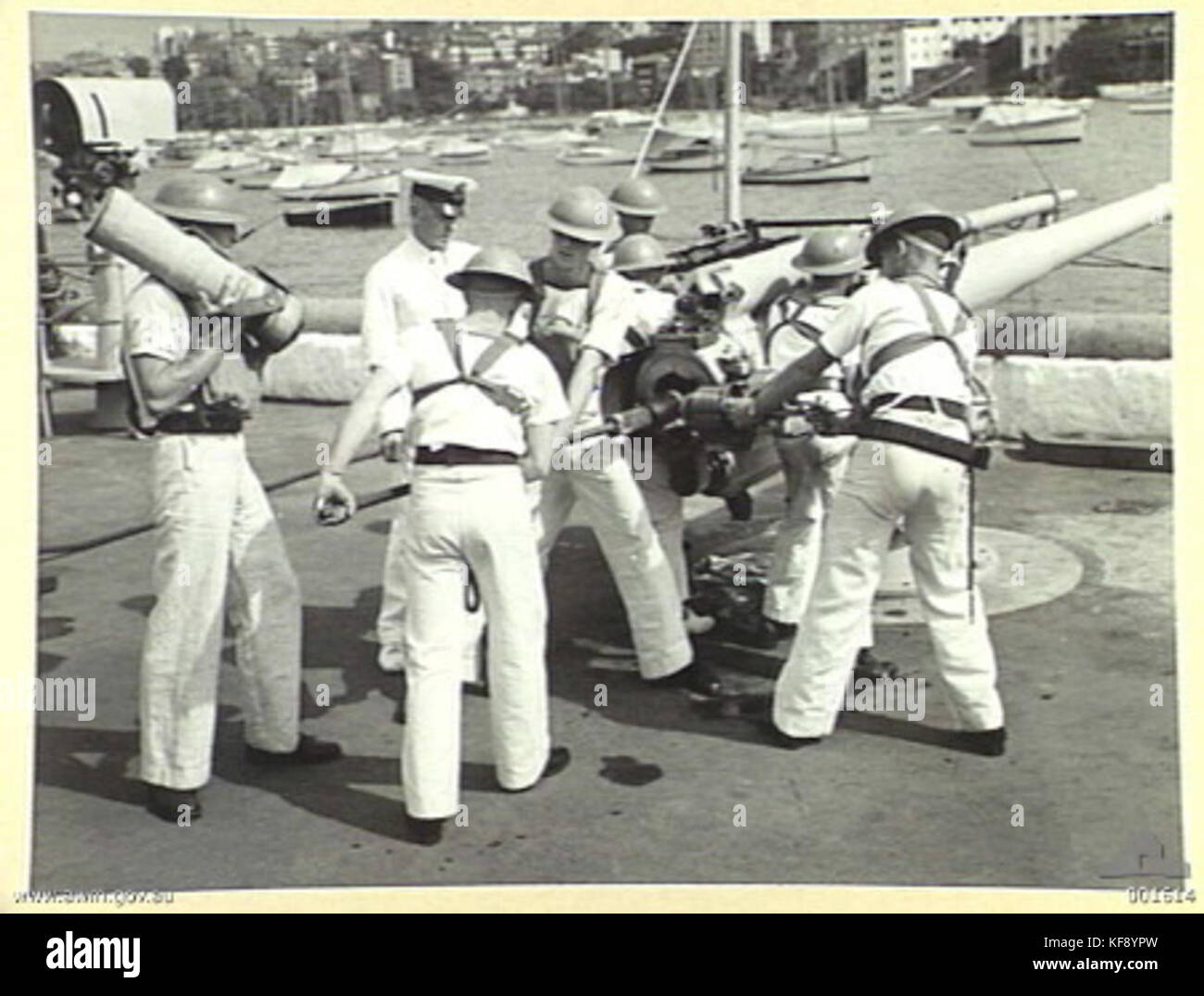 BL 4 inch Mk VII gun HMAS Rushcutter 1940 AWM 001614 Stock Photo - Alamy