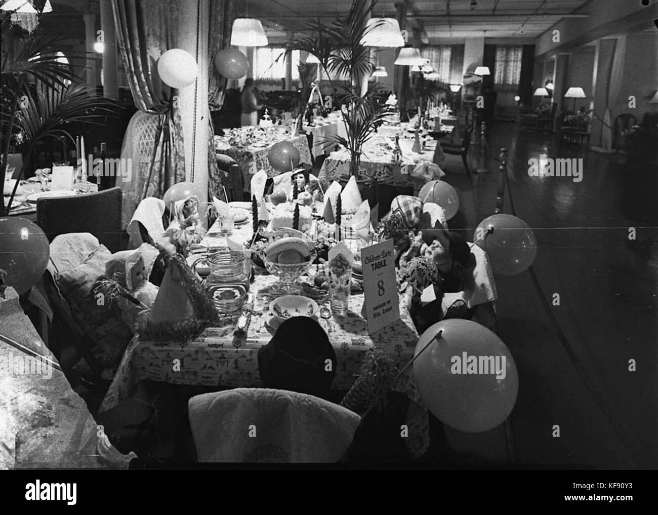 Elegant exhibition hi-res stock photography and images - Alamy