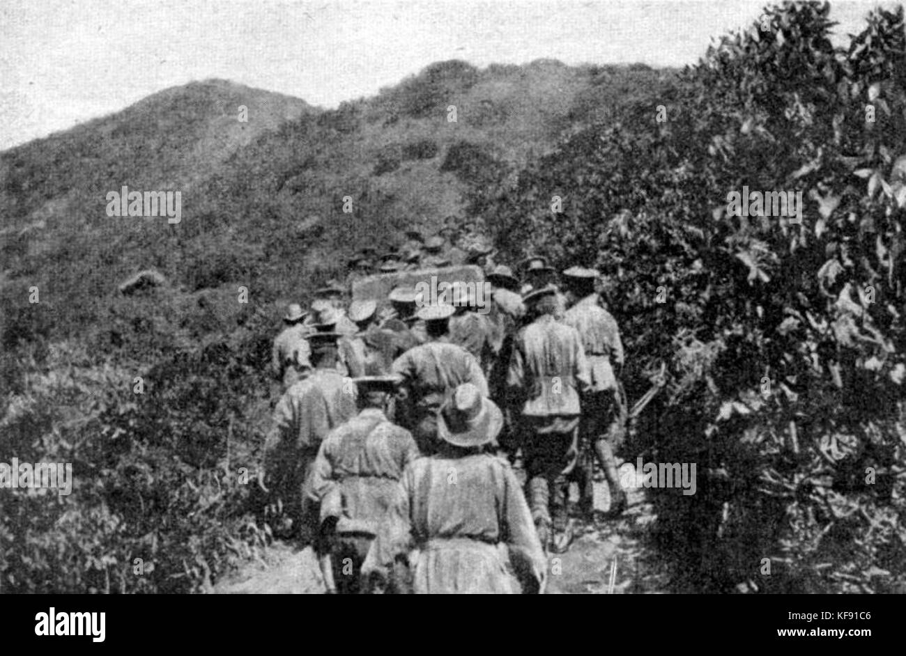 Manhandling artillery gun at Anzac 1915 Stock Photo - Alamy
