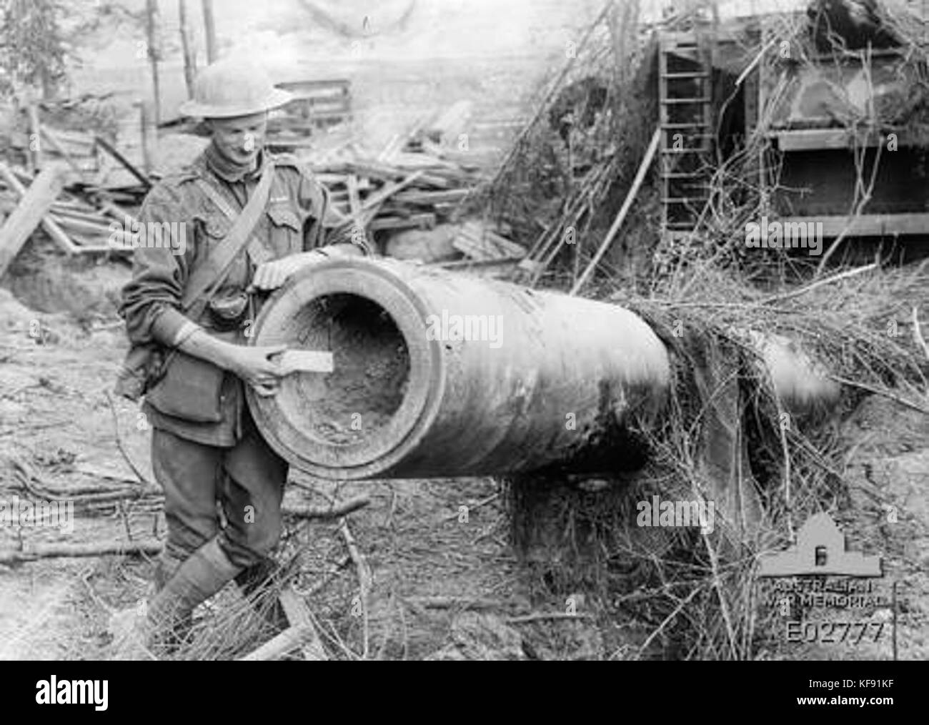 Muzzle of German 38 cm gun Chuignes 1918 AWM E02777 Stock Photo - Alamy