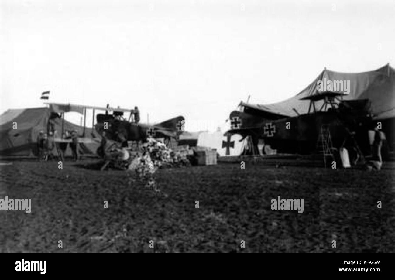 Military aircraft assembly hi-res stock photography and images - Alamy