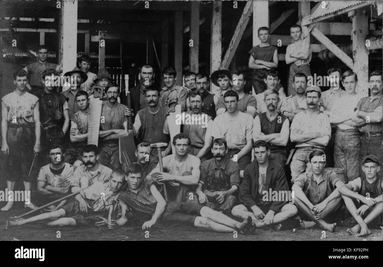 Factory workers 1900 hi-res stock photography and images - Alamy