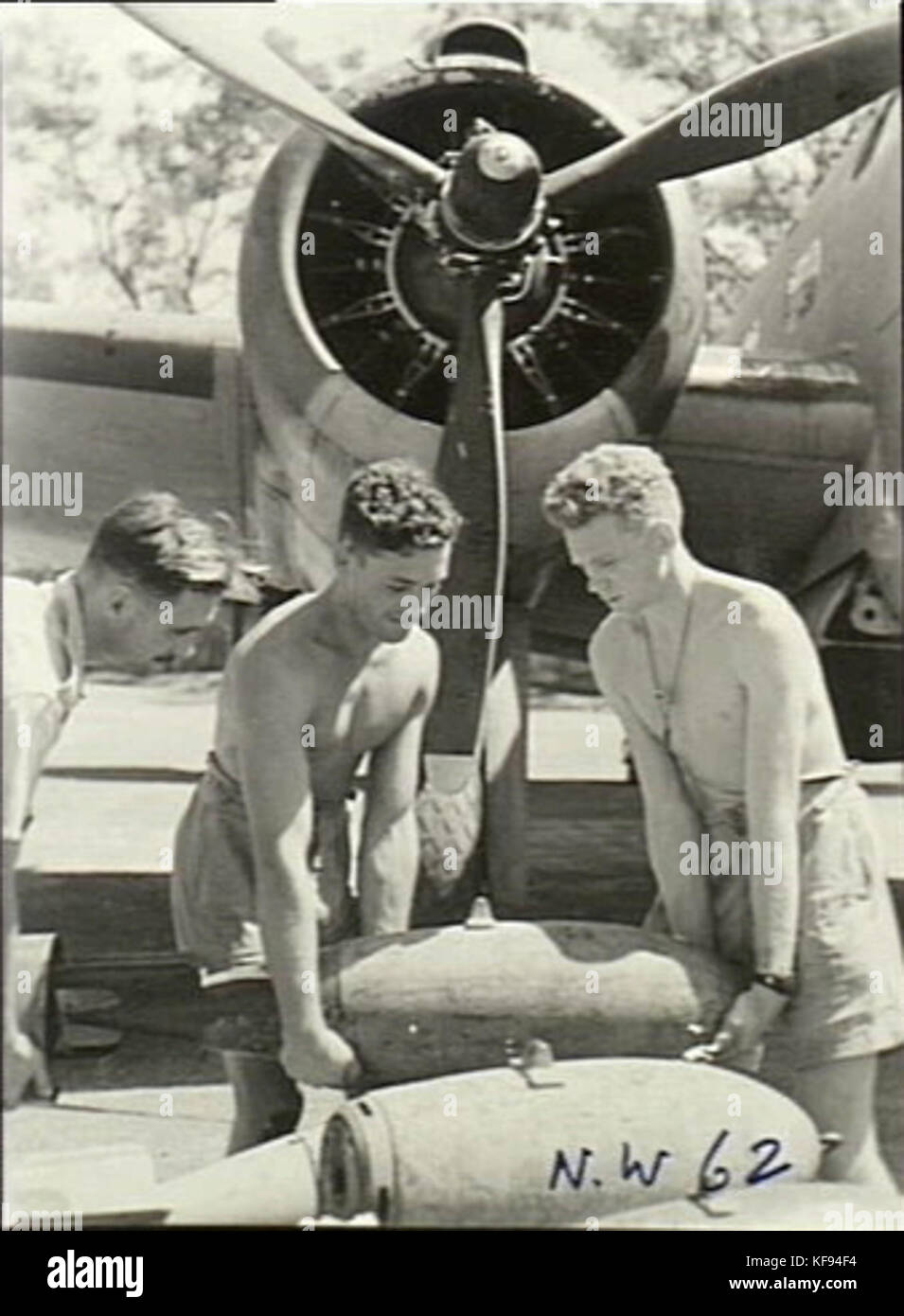 Armourers with 13 Squadron RAAF Hudson at Hughes NT Feb 1943 AWM ...