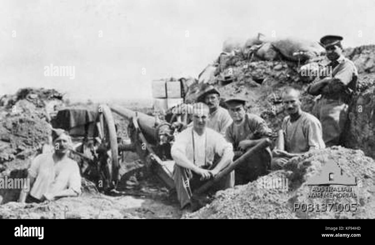 QF 12 pdr and crew Gallipoli AWM P08137 Stock Photo - Alamy