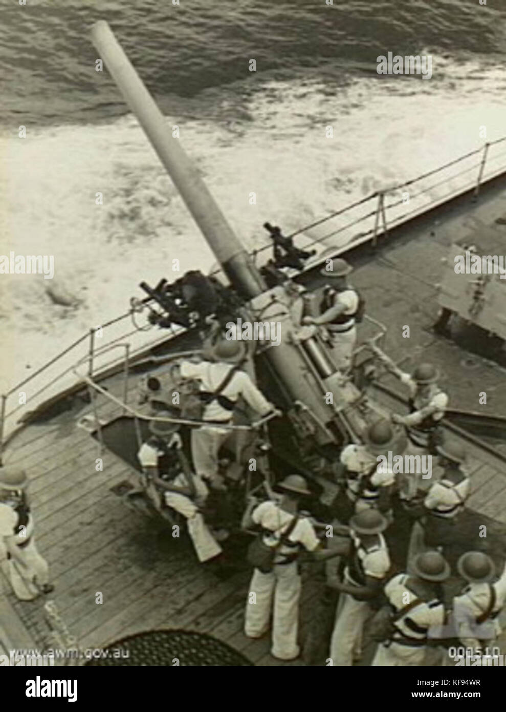 QF 4 inch Mk V AA gun 1940 AWM 000510 Stock Photo - Alamy