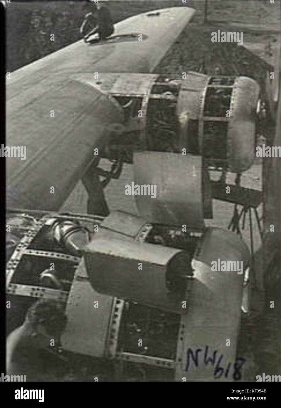 24 Squadron RAAF Liberator engine maintenance Fenton NT AWM NWA0618 ...