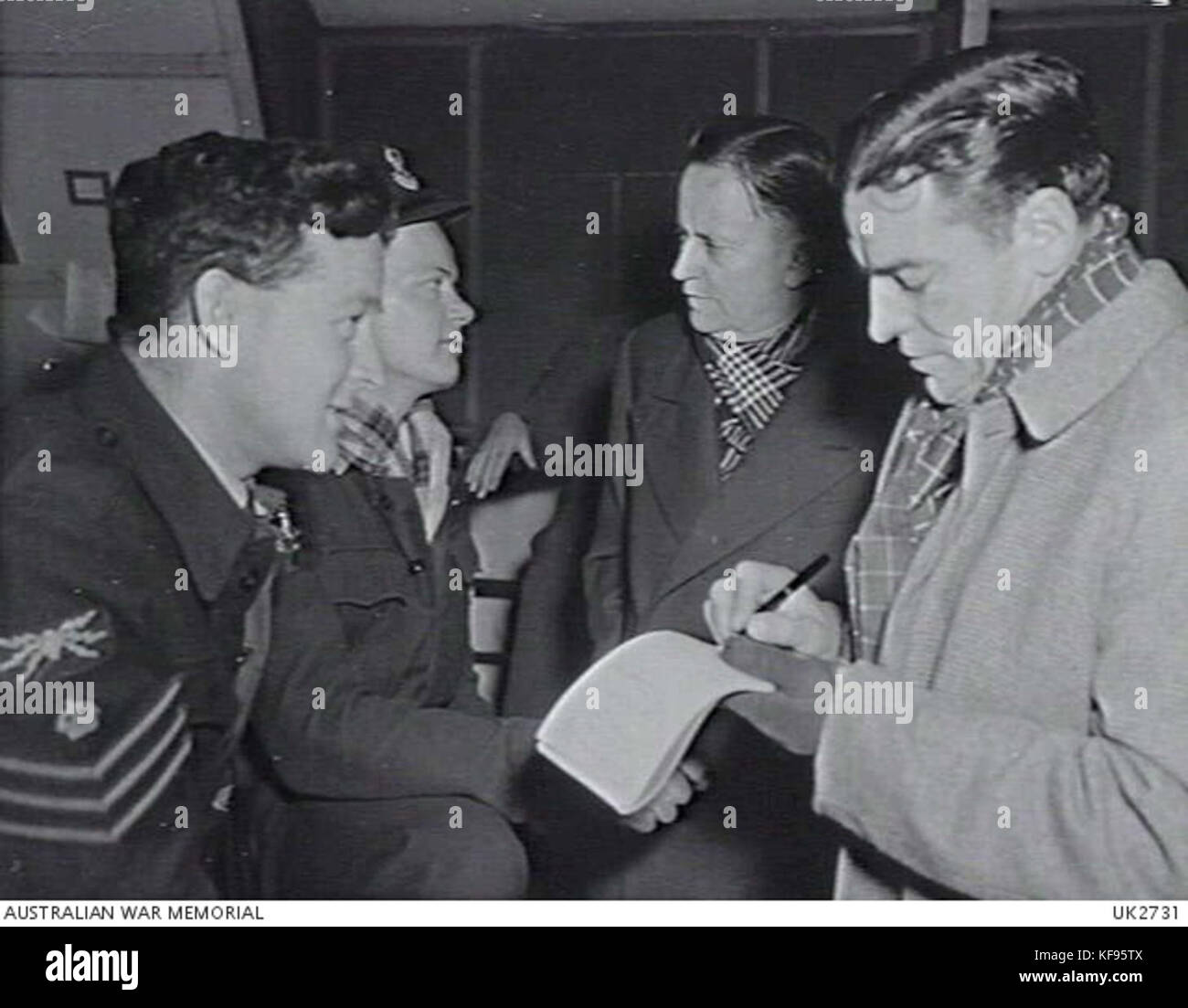 Frank Forde meets 467 Squadron RAAF Lancaster aircrew Waddington Apr ...