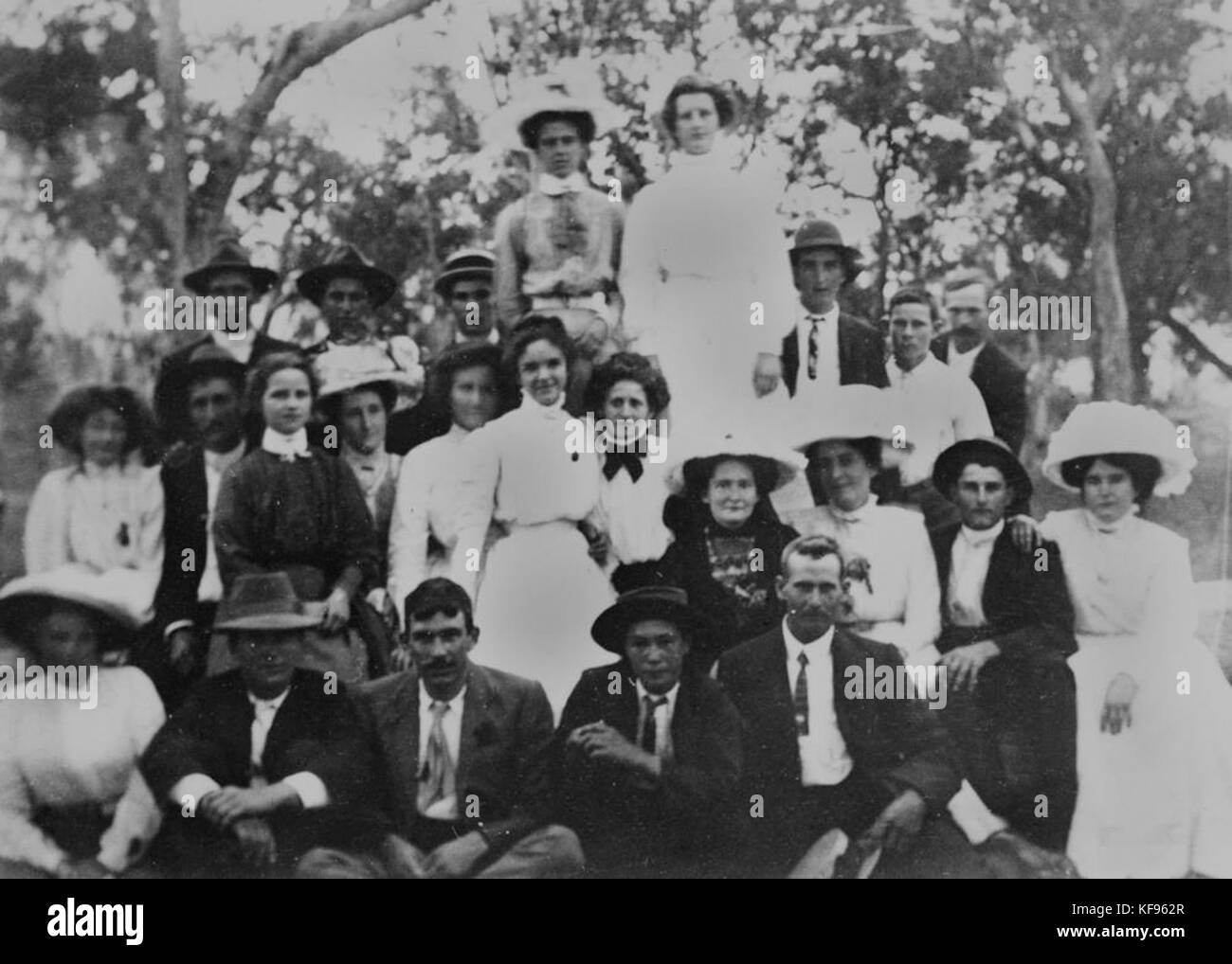1 127403 People posing for a group portrait in Mount Perry, 1910 Stock ...