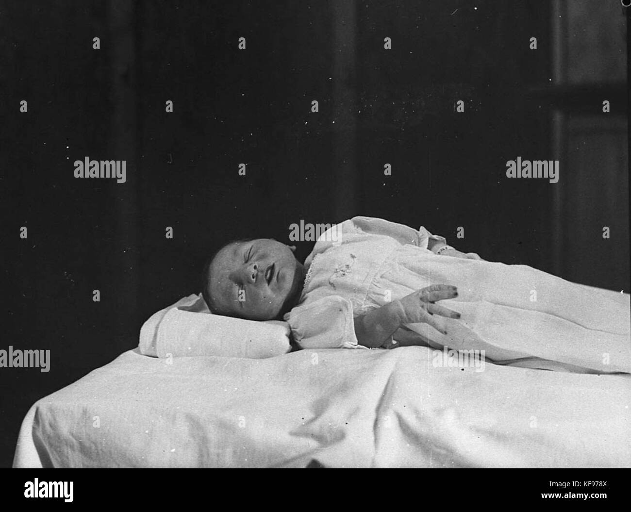 Dead baby hi-res stock photography and images - Alamy