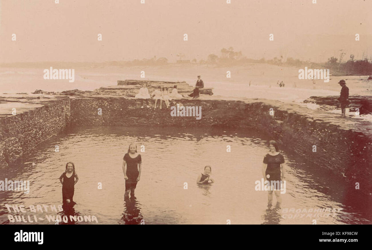 797008 The Baths BulliWoonona including girls Stock Photo - Alamy