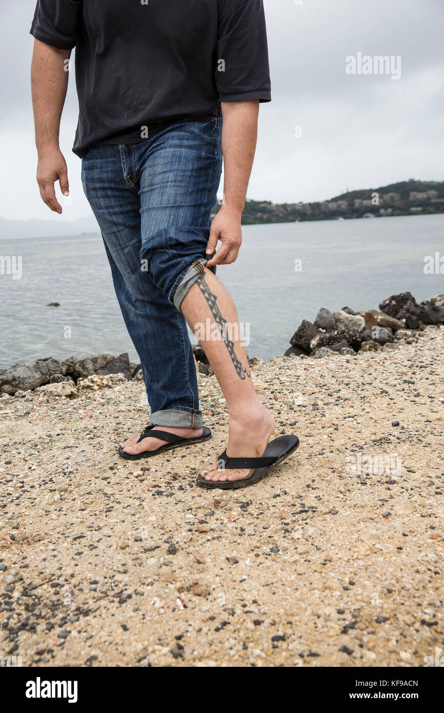 USA, Oahu, Hawaii, Jujitsu martial arts fighter Keith Chang shows a ...
